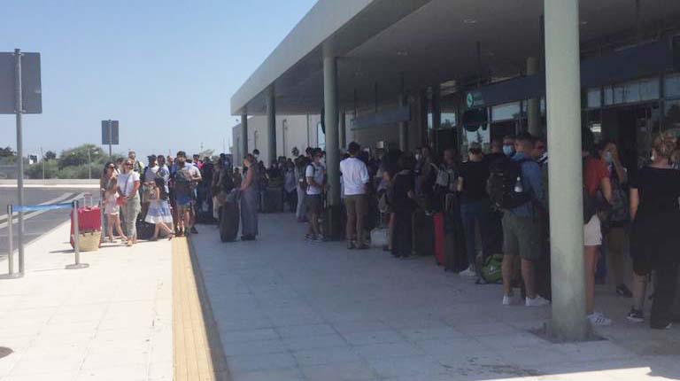E. ΠΑΠΑΔΟΥΛΗ: ΑΠΑΡΑΔΕΚΤΗ Η ΕΙΚΟΝΑ ΣΤΟ ΑΕΡ/ΜΙΟ – ΤΟΥΡΙΣΤΕΣ ΠΕΡΙΜΕΝΟΥΝ ...