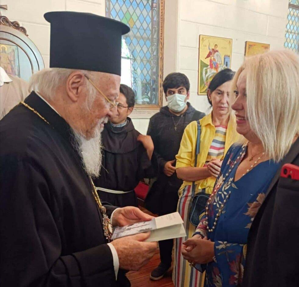 Το βιβλίο της «Σε δύο ζωές: Μια ιστορία της Σμύρνης» παρέδωσε στον Πατριάρχη, η Κώα ξεναγός ...