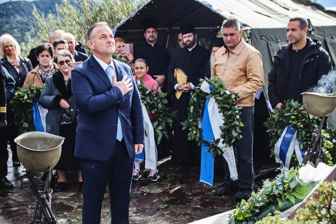 Ο υφυπουργός Γιάννης Παππάς φόρεσε γραβάτα με ελληνικές σημαίες ...