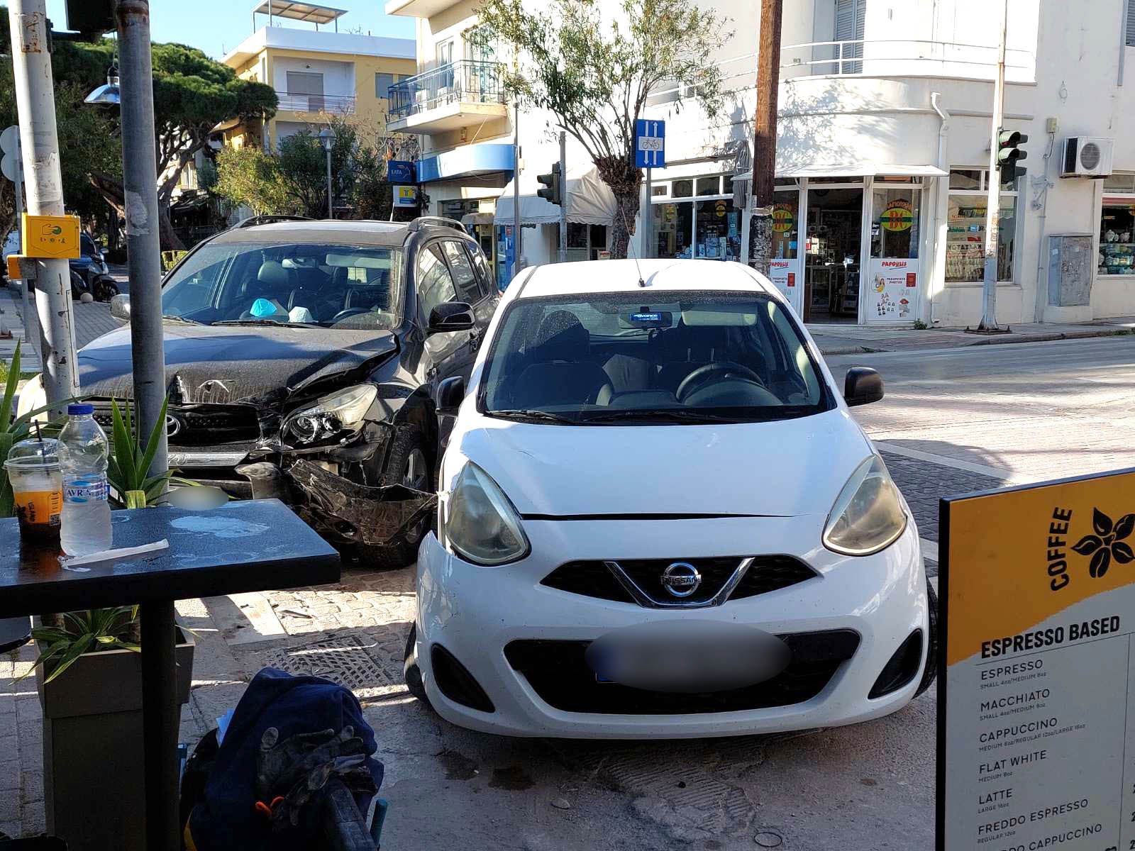 Τροχαίο στο κέντρο της πόλης με σύγκρουση 2 αυτοκινήτων - vimatisko.gr