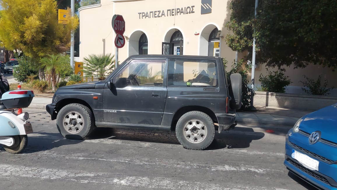 Παρκαρισμένο από χθες τζιπάκι πάνω σε διάβαση – Εμποδίζει την διέλευση ...