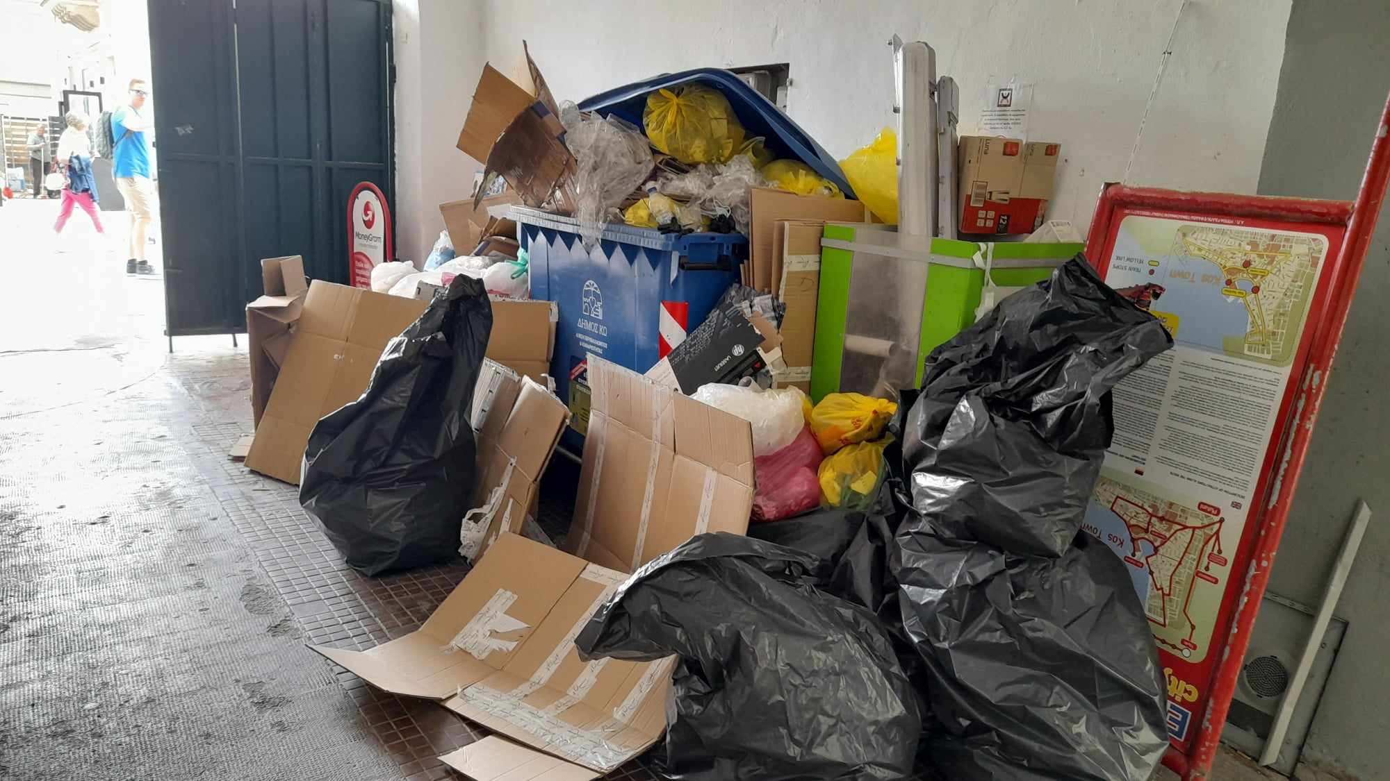 Γεμάτη σκουπίδια η αυλή του Δημαρχείου Κω - vimatisko.gr