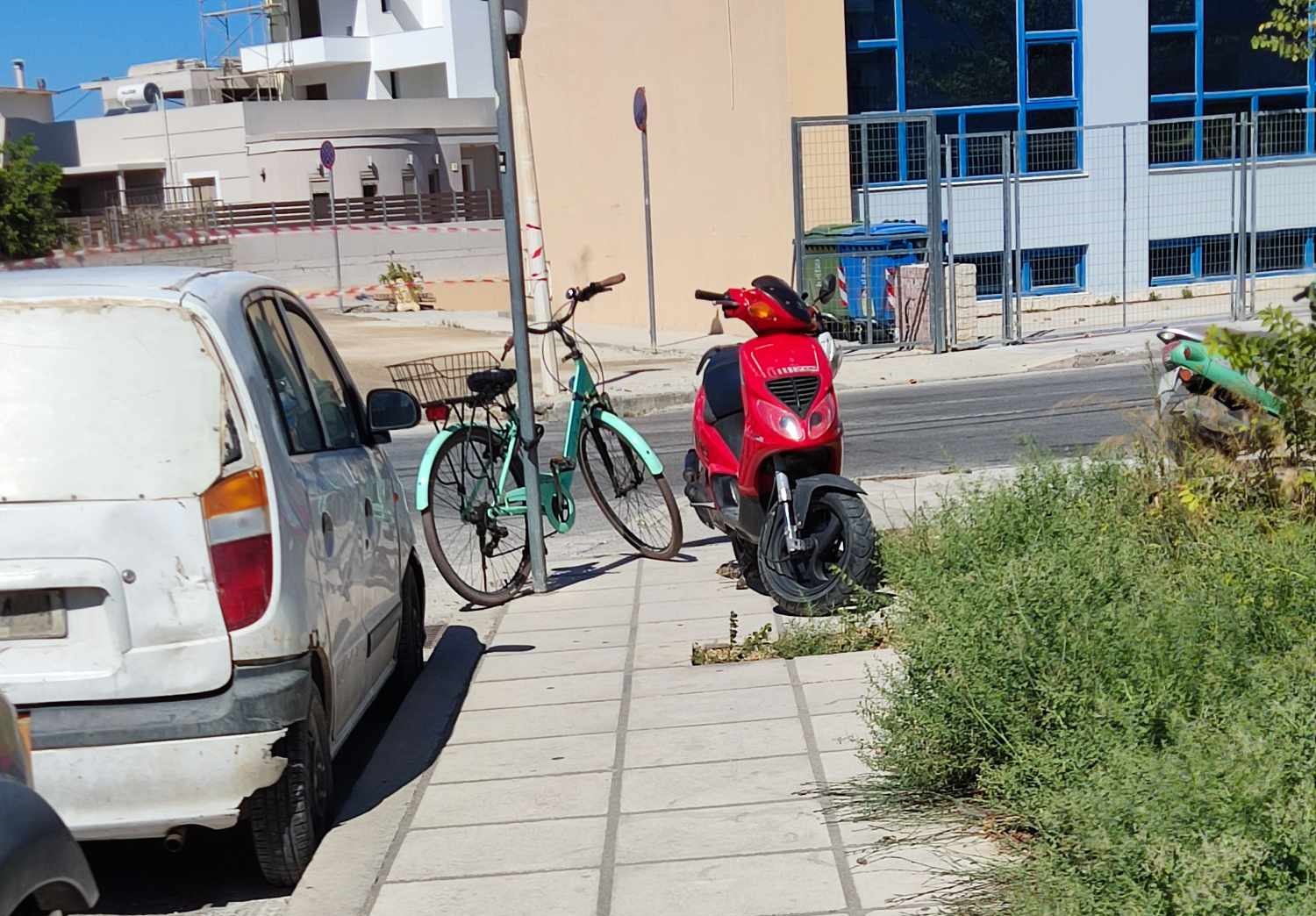 Παράπονα αναγνώστριας για τα οχήματα πάνω στα πεζοδρόμια - vimatisko.gr