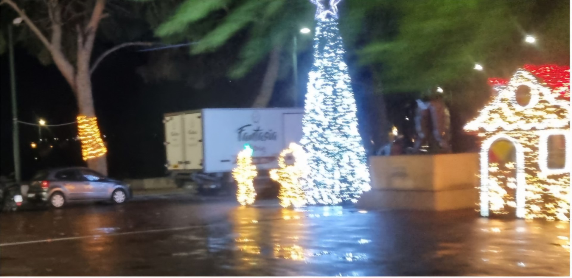 Αναγνώστης: Συντονιστείτε εκεί στο Δήμο (29/12 το άναμμα της φάτνης, 23/12 έκλεισε το ...