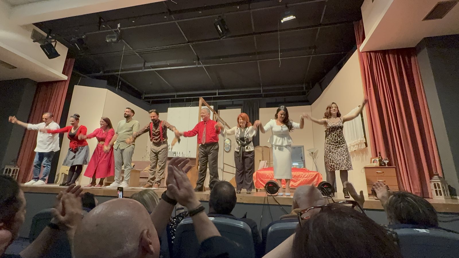 Καταχειροκροτήθηκε στη νέα της παράσταση η θεατρική ομάδα Πυλίου - vimatisko.gr