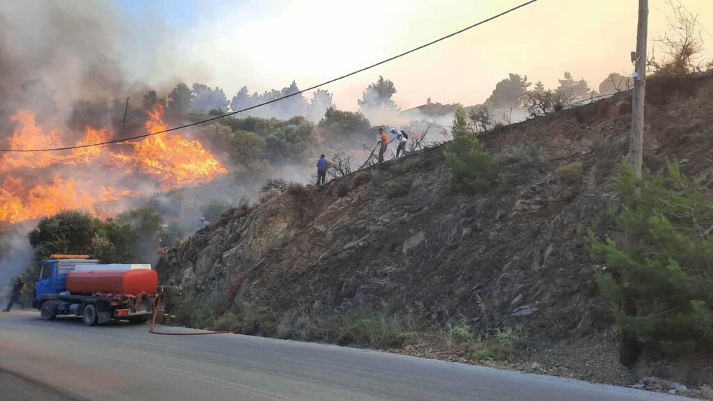 Χίος: Ενισχύονται οι δυνάμεις στην φωτιά – Eκκενώθηκαν 16 οικισμοί - vimatisko.gr
