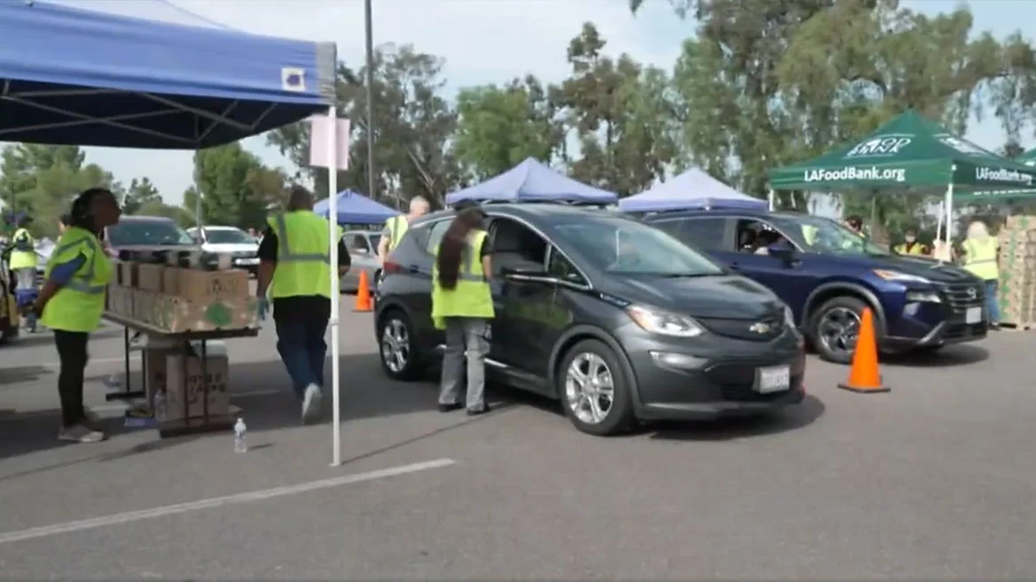 HΠΑ: Δημοσιονομική παράλυση χωρίς προηγούμενο: Ουρές χιλιομέτρων στην Καλιφόρνια για δωρεάν ...