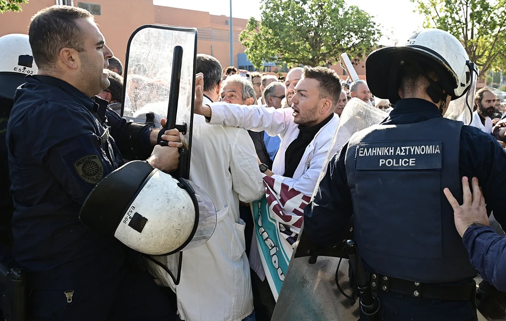 Ένταση στο νοσοκομείο «Αττικόν» λίγο πριν την επίσκεψη Μητσοτάκη ...