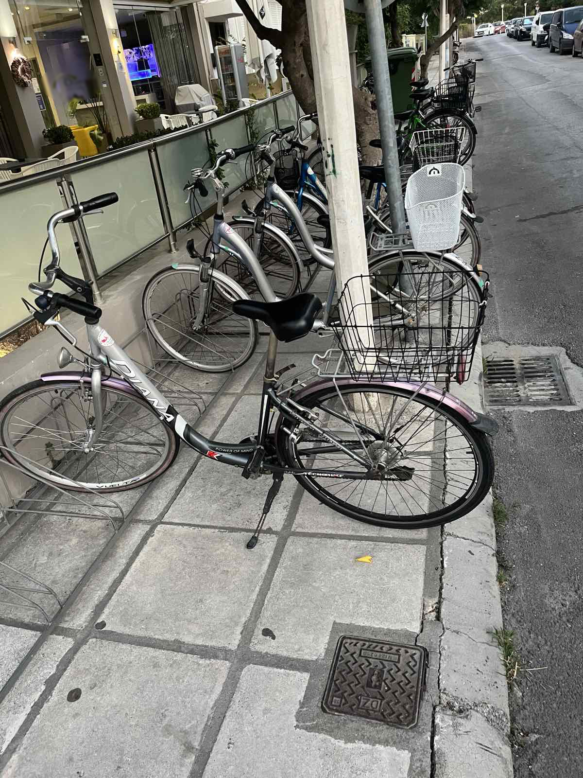 Αναγνώστης: Μπάρα ποδηλάτων πάνω στο πεζοδρόμιο – Ο καθένας κάνει ότι θέλει... - vimatisko.gr