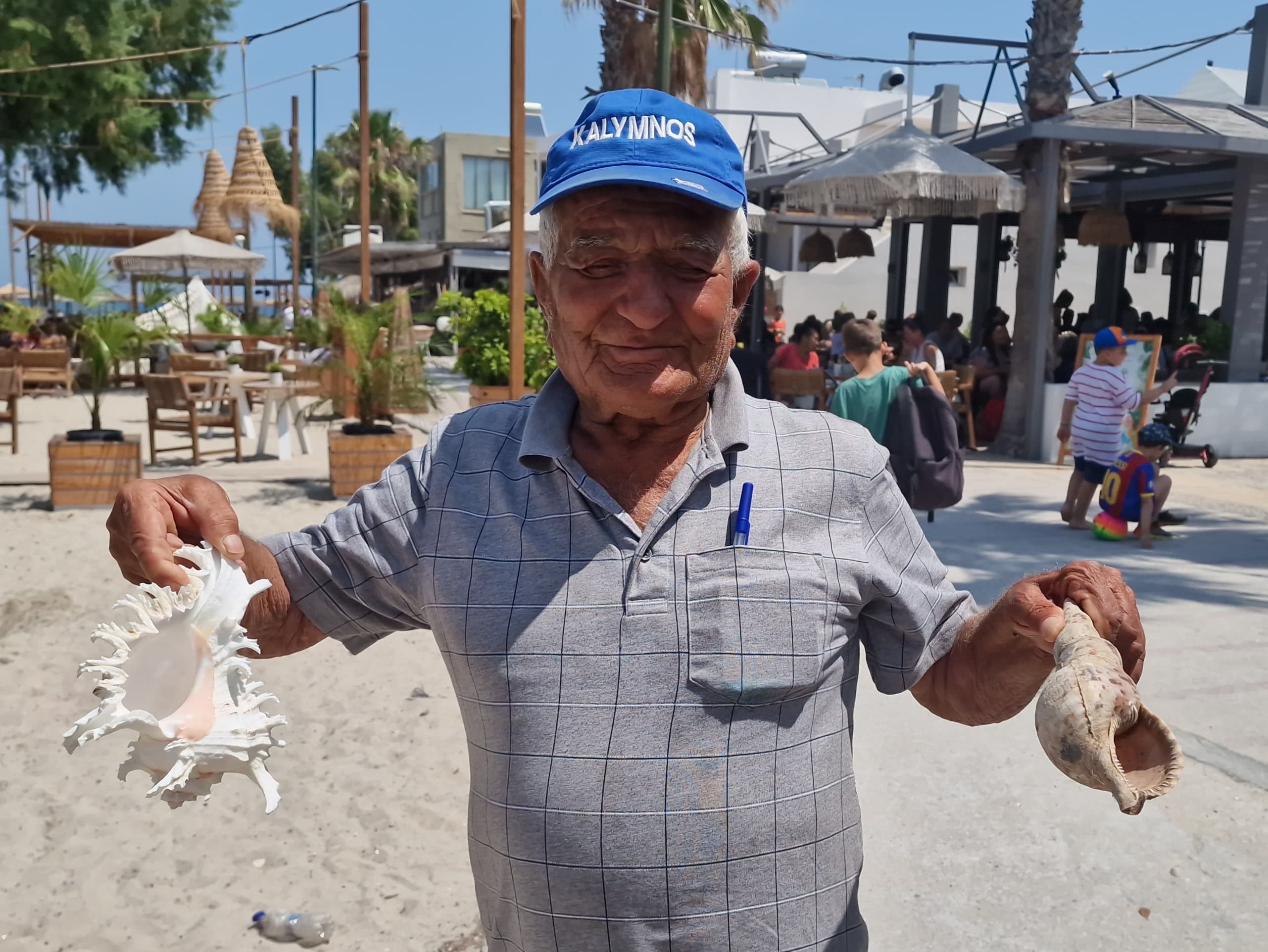 Παρών και φέτος στις παραλίες του Μαστιχαρίου ο κ. Σ. Ξυλουράς με τα υπέροχα σφουγγάρια του ...