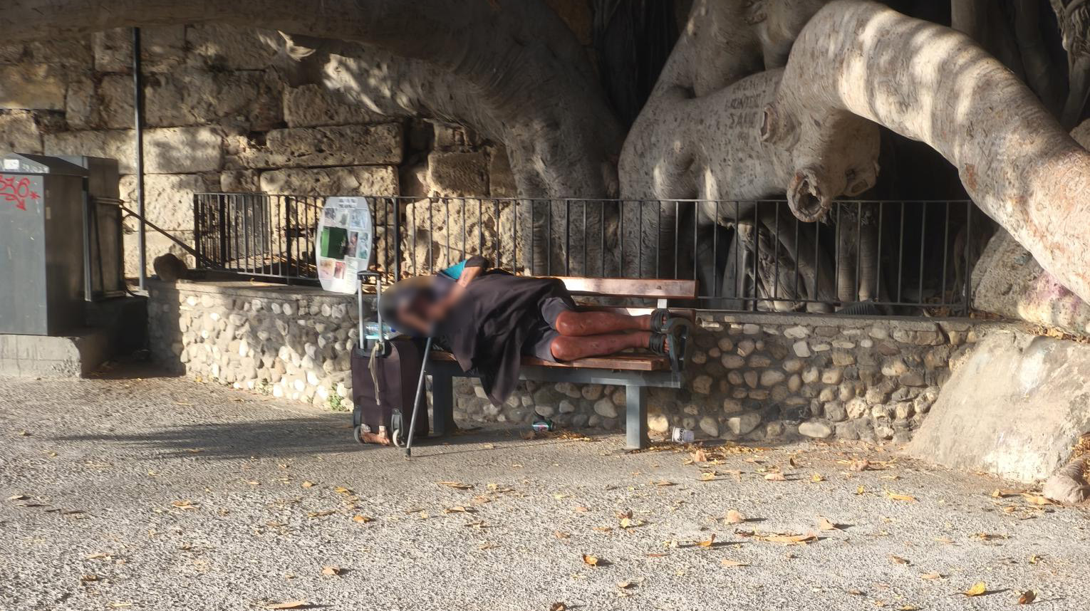 Άστεγος επί μήνες κοιμάται στο λιμάνι της Κω - vimatisko.gr
