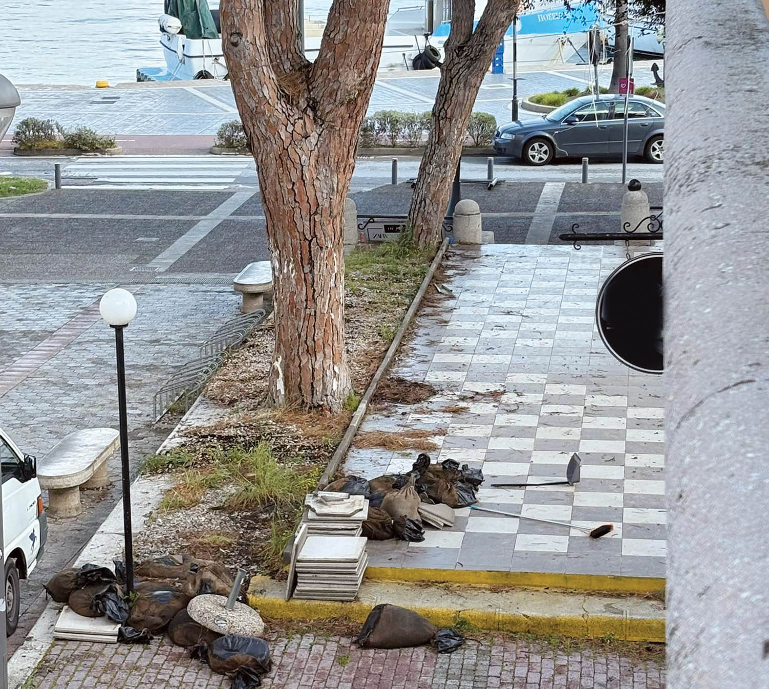 Απομακρύνθηκε η μεταλλική κατασκευή δίπλα από το Δημαρχείο - vimatisko.gr