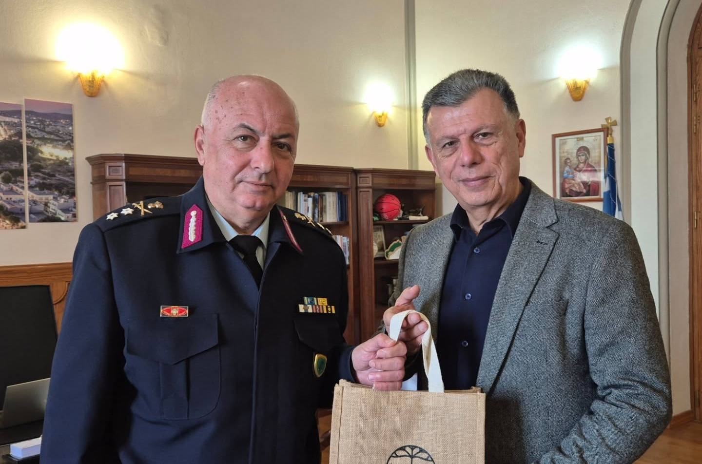 Συνάντηση του Δημάρχου με τον νέο Αστυνομικό Δ/ντη Η. Βαζούρα ...