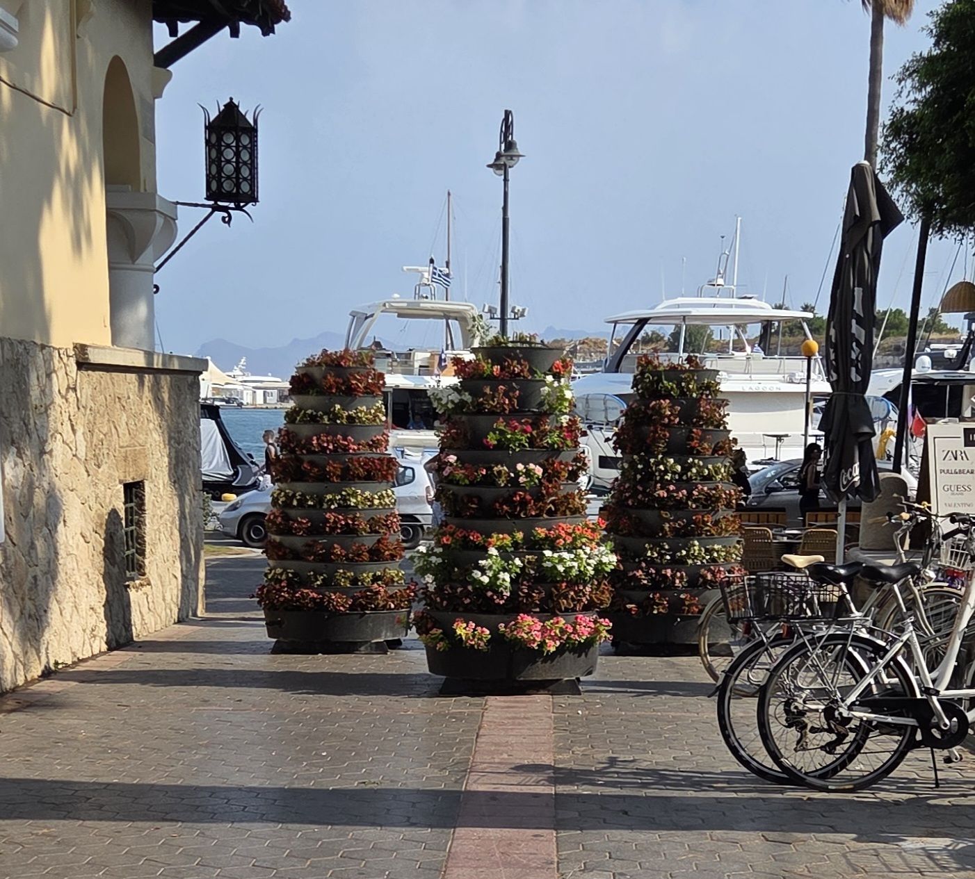 Π. Πετρής: Τοποθέτησαν τις 3 ανθοστήλες δίπλα στο Δημαρχείο - vimatisko.gr