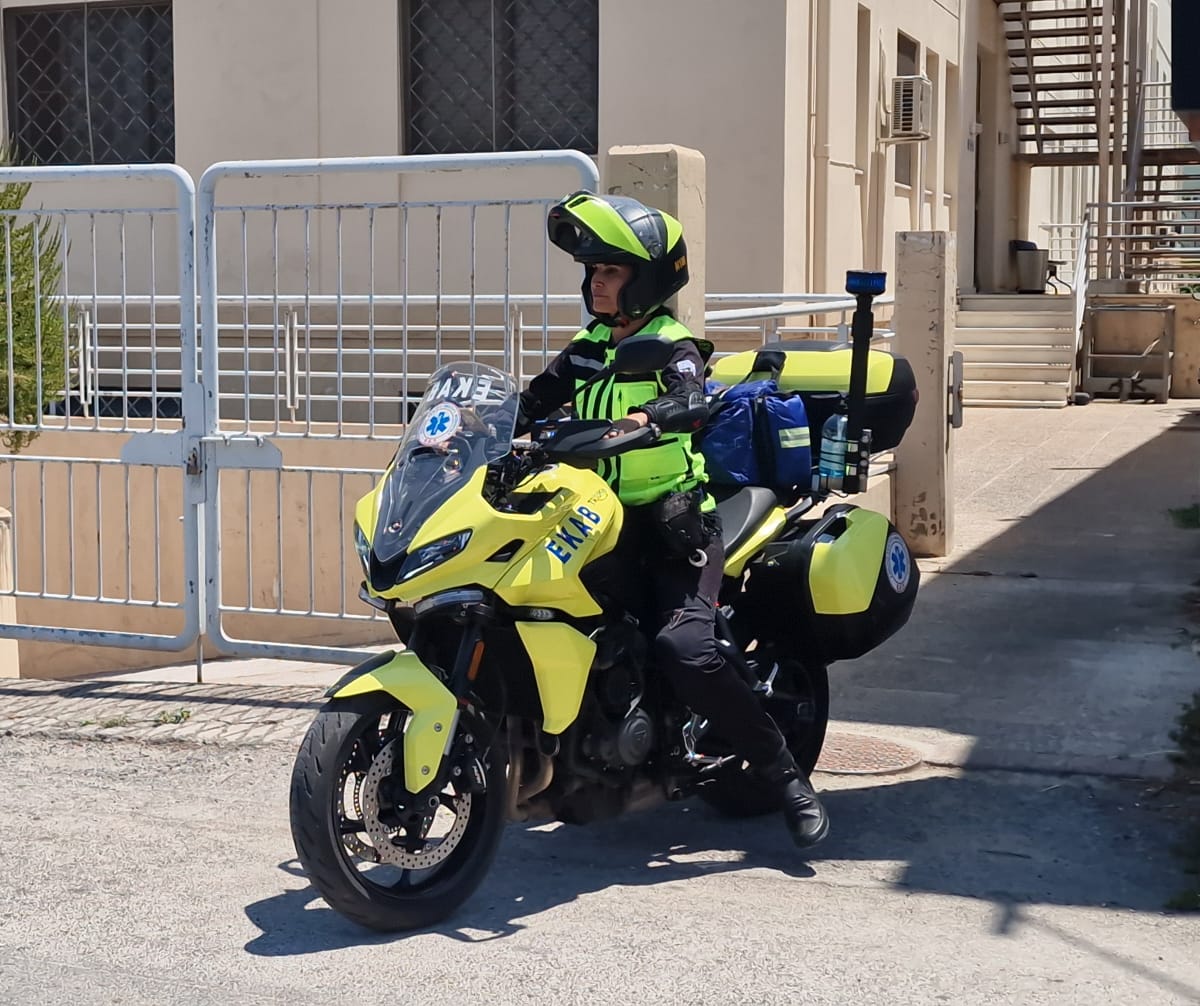 Έπιασε δουλειά η διασώστρια - μοτοσικλετίστρια του ΕΚΑΒ στην Κω - vimatisko.gr