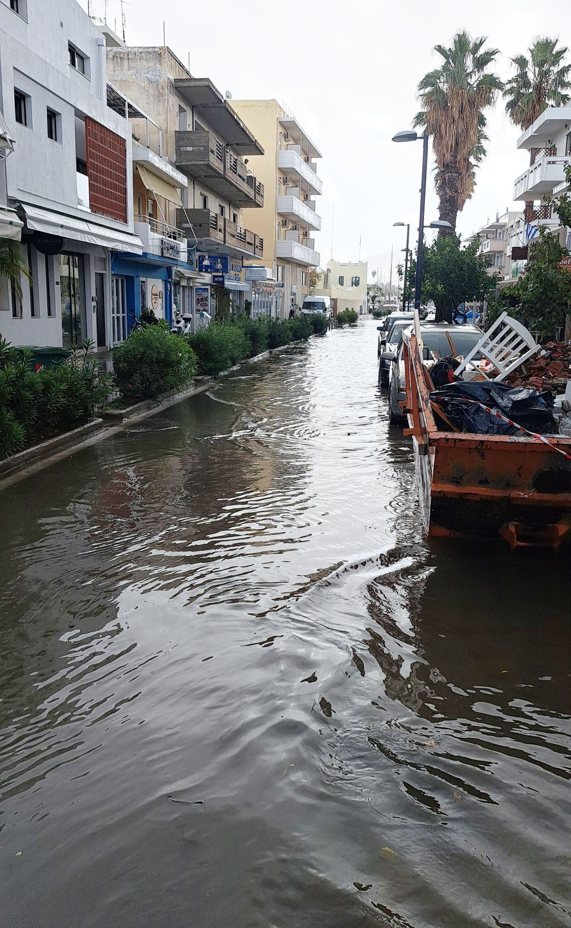 Πλημμύρισε πάλι η οδός Αβέρωφ που θύμιζε Βενετία λόγω της βροχόπτωσης ...